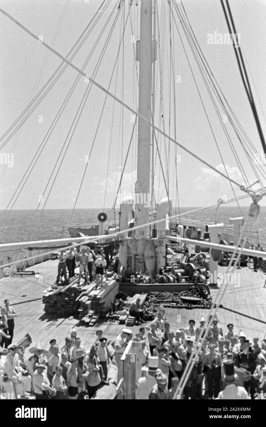 Die Mannschaft des Fabrikschiffs "Jan Wellem" bei der Äquatortaufe ...