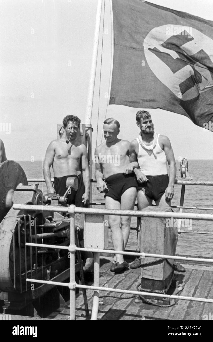 Drei Männer der Besatzung des Walfangfabrikschiffs "Jan Wellem" unter ...