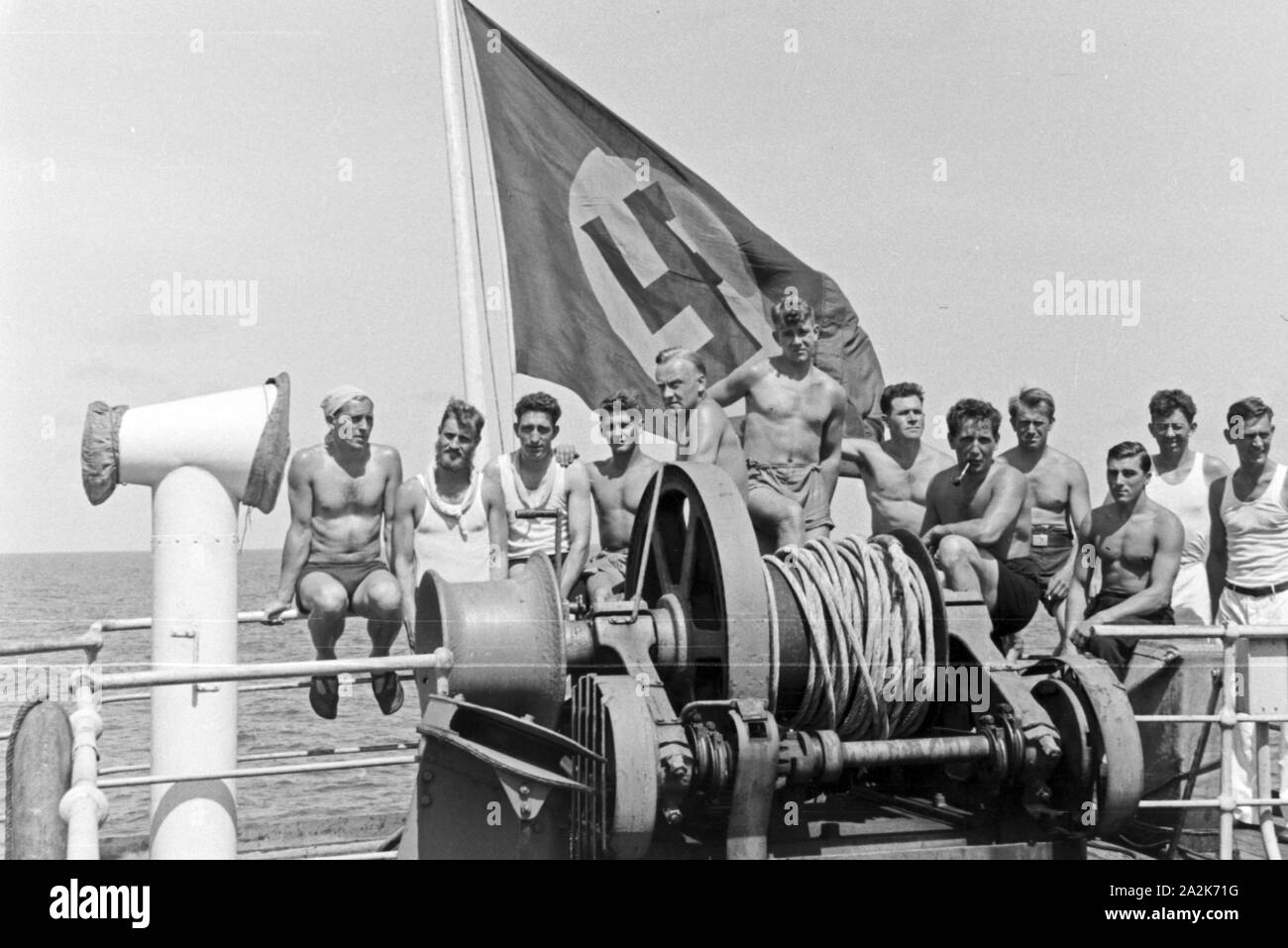 Die Mannschaft des Fabrikschiffs "Jan Wellem" unter der Reichsflagge am ...