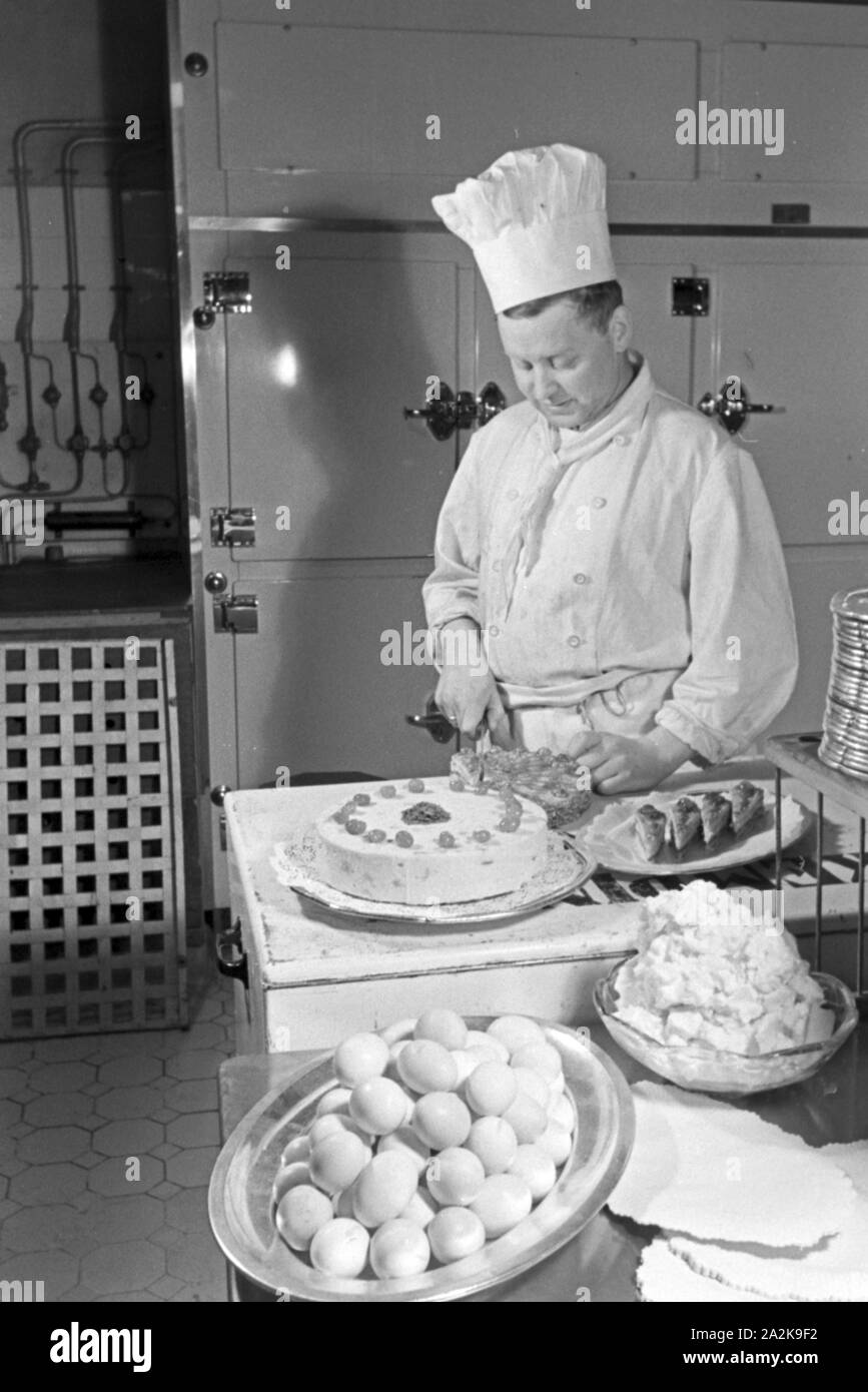 Catering kitchen 1930s hi-res stock photography and images - Alamy