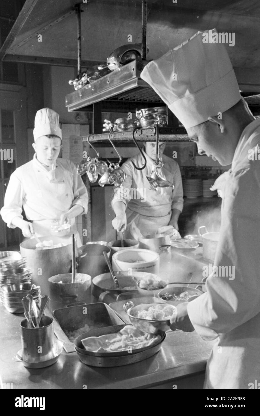 Catering kitchen 1930s hi-res stock photography and images - Alamy