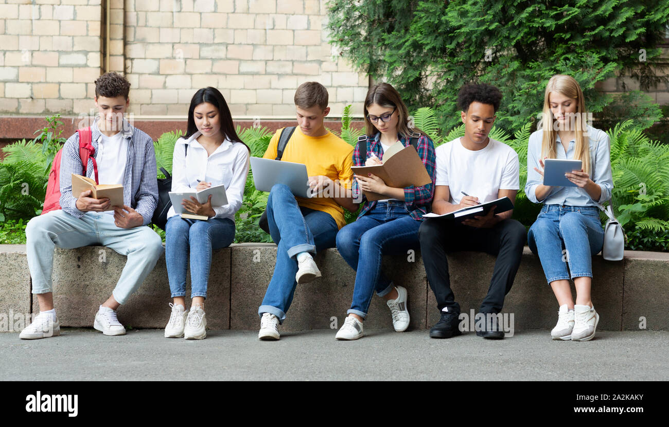 University life. Friends preparing for classes in campus Stock Photo ...