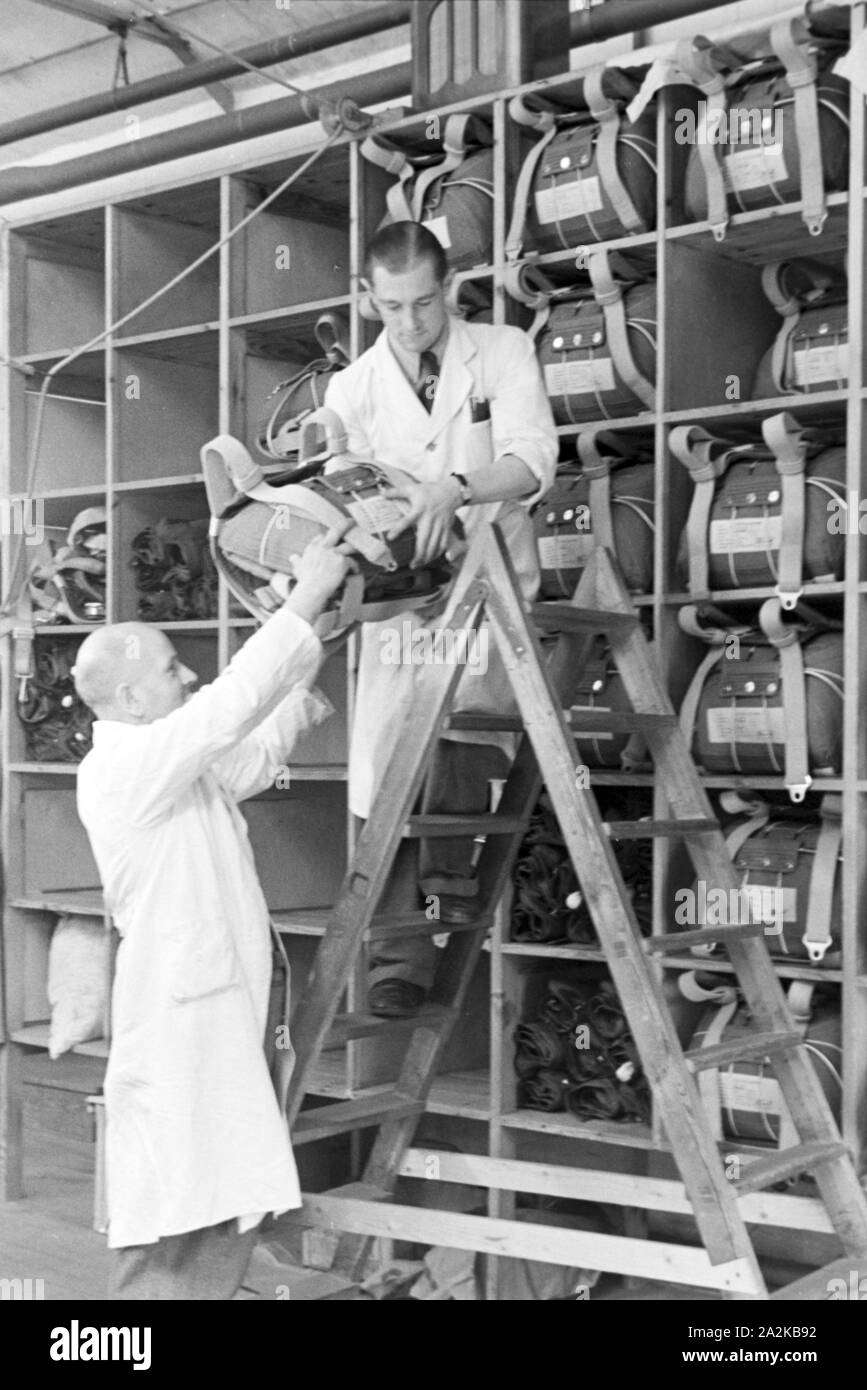 Auswahl des Gurtzeugs eines Fallschirms in einer Fallschirm Näherei ...