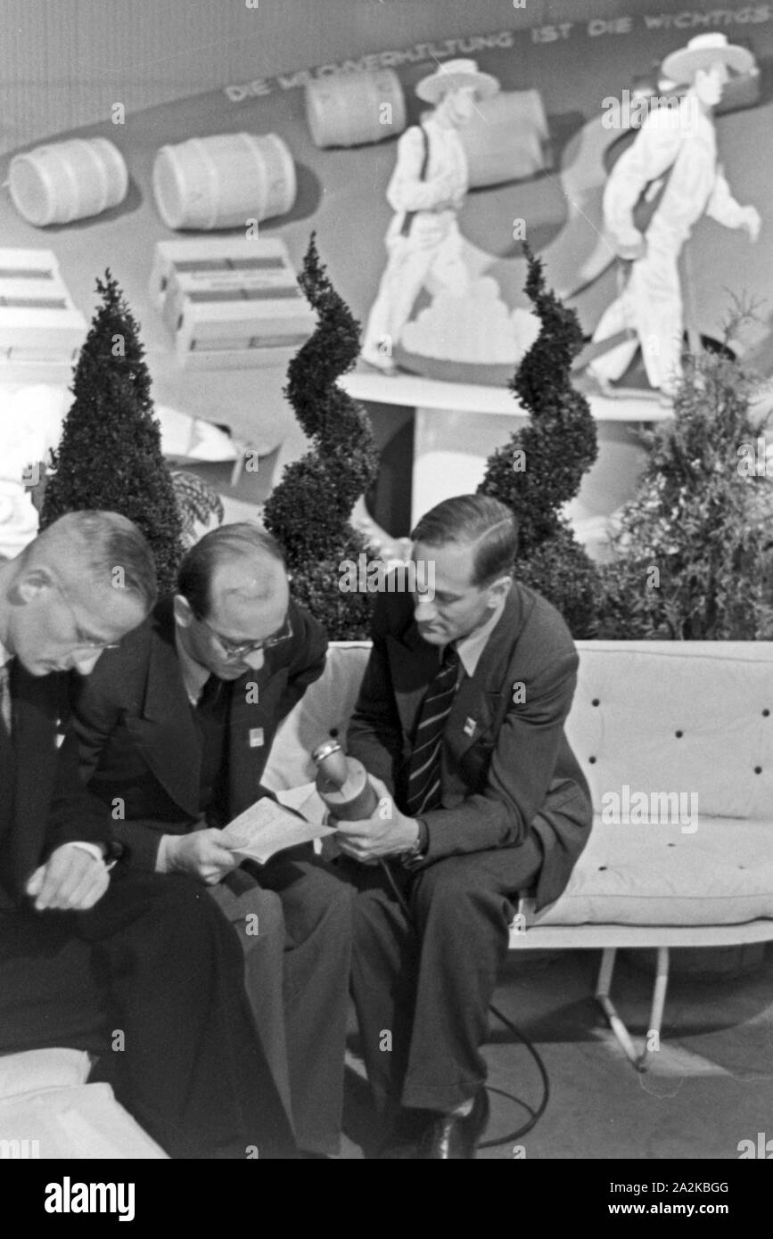 1940s radio hi-res stock photography and images - Alamy