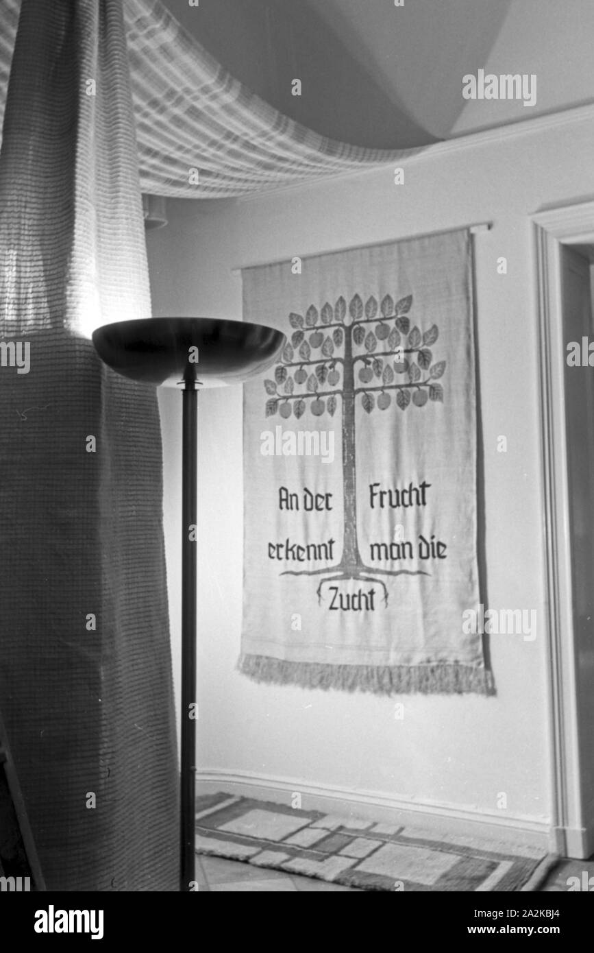 Wandteppich mit dem Sinnspruch "An der Frucht erkennt man die Zucht ...