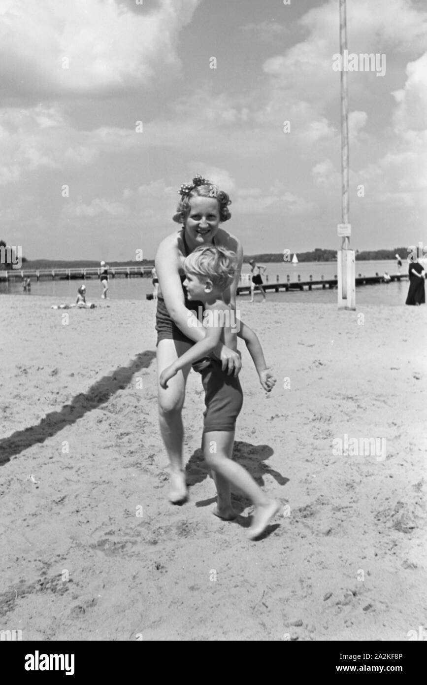 Eine Familie im Sommerurlaub, am Strand, Deutsches Reich 1930er Jahre ...