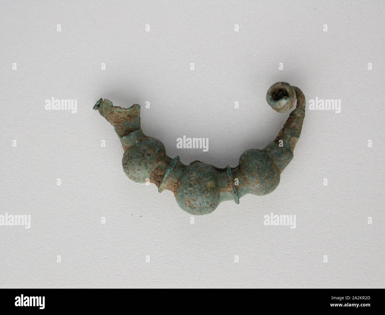 Bow fibula hi-res stock photography and images - Alamy