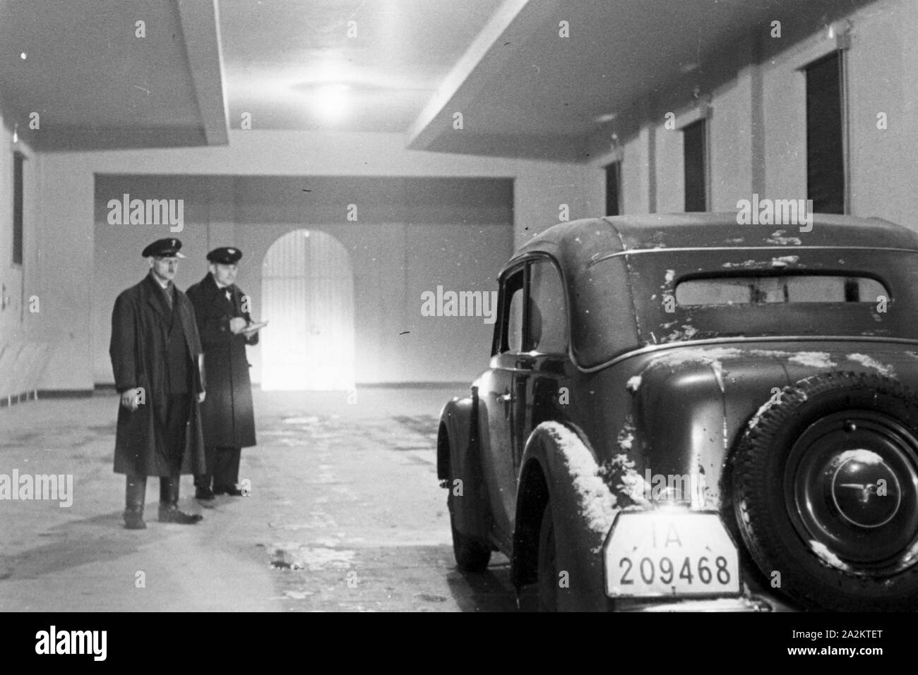 1930s auto repair Black and White Stock Photos & Images - Alamy