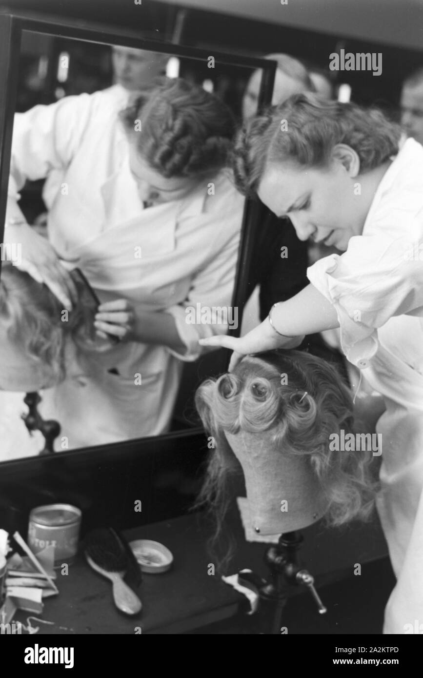 1930s barber shop hi-res stock photography and images - Alamy
