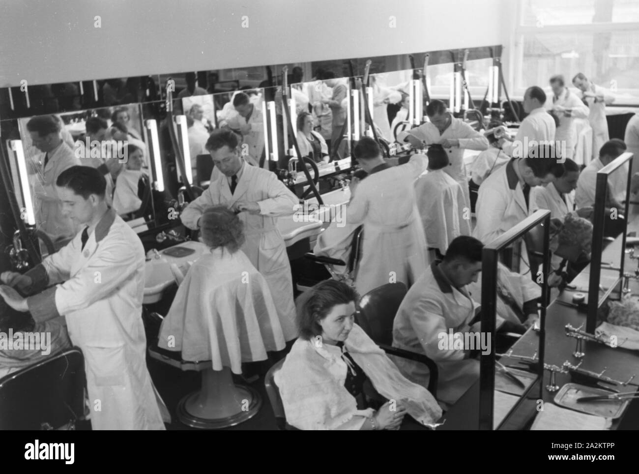 1930s barber shop hi-res stock photography and images - Alamy