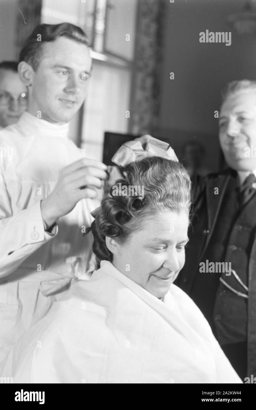 1930s barber shop hi-res stock photography and images - Alamy