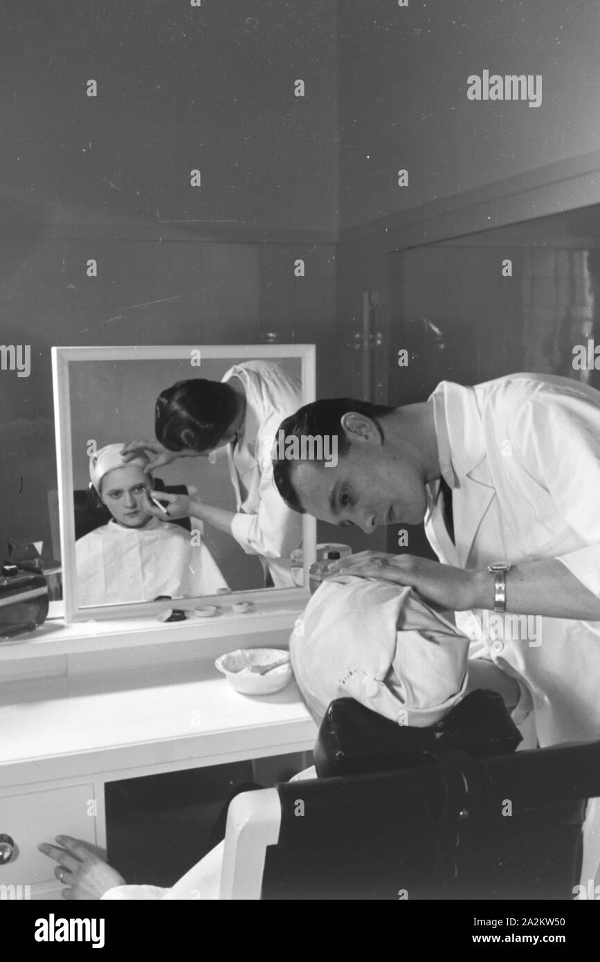 1930s barber shop hi-res stock photography and images - Alamy