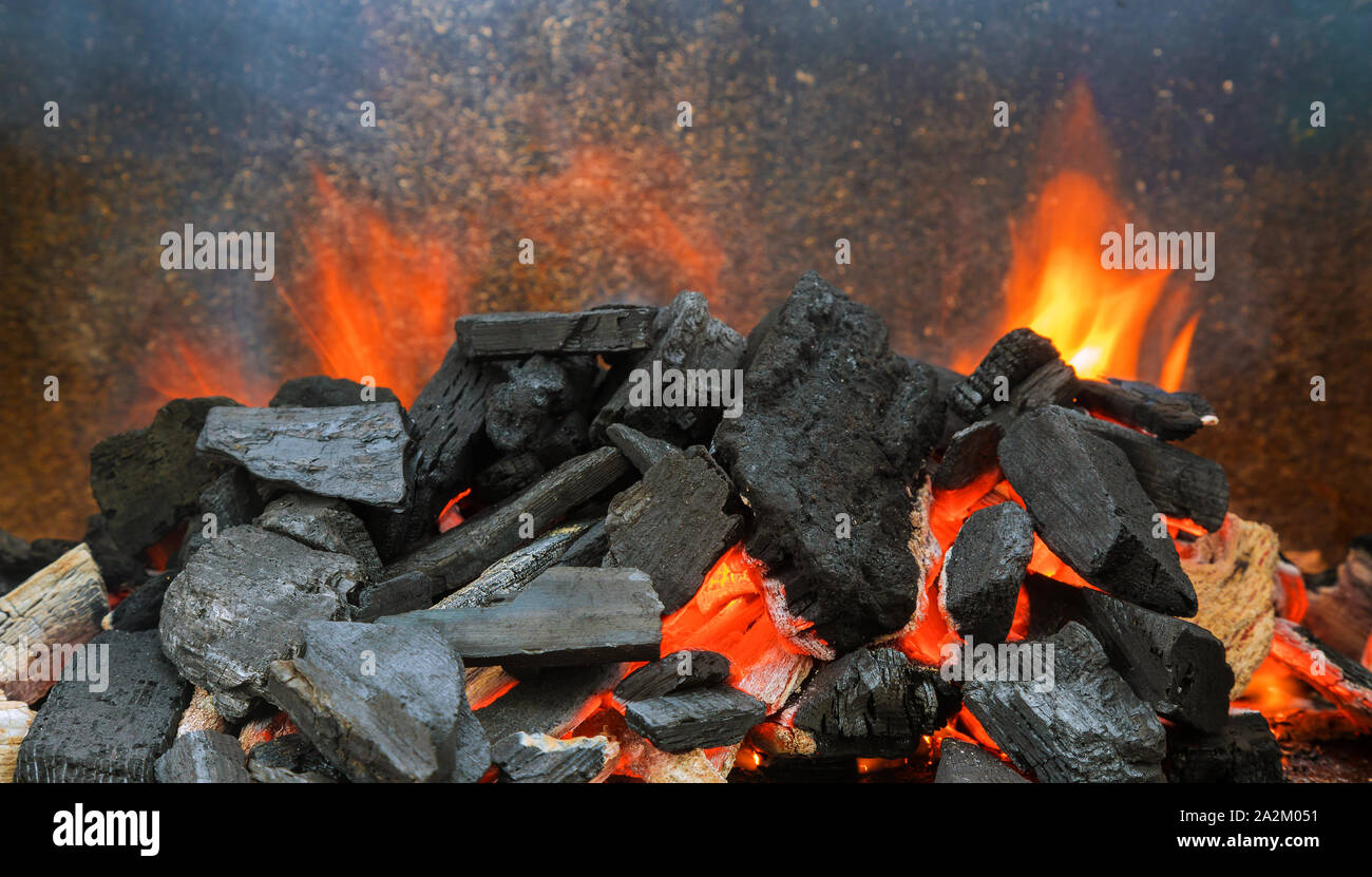 Hot coals in the glowing charcoal for preparing grilling bbq Stock ...