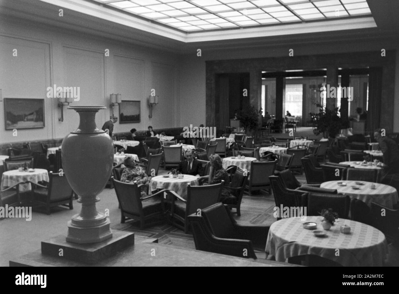 Das Hotel Elephant in Weimar, Deutsches Reich 1930er Jahre. The hotel ...