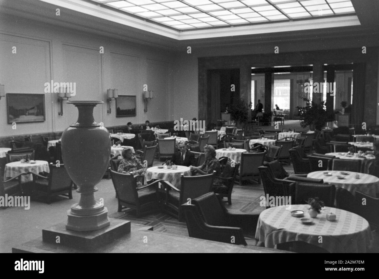 Das Hotel Elephant in Weimar, Deutsches Reich 1930er Jahre. The hotel ...