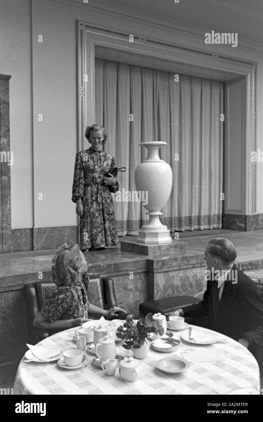 Das Hotel Elephant in Weimar, Deutsches Reich 1930er Jahre. The hotel ...