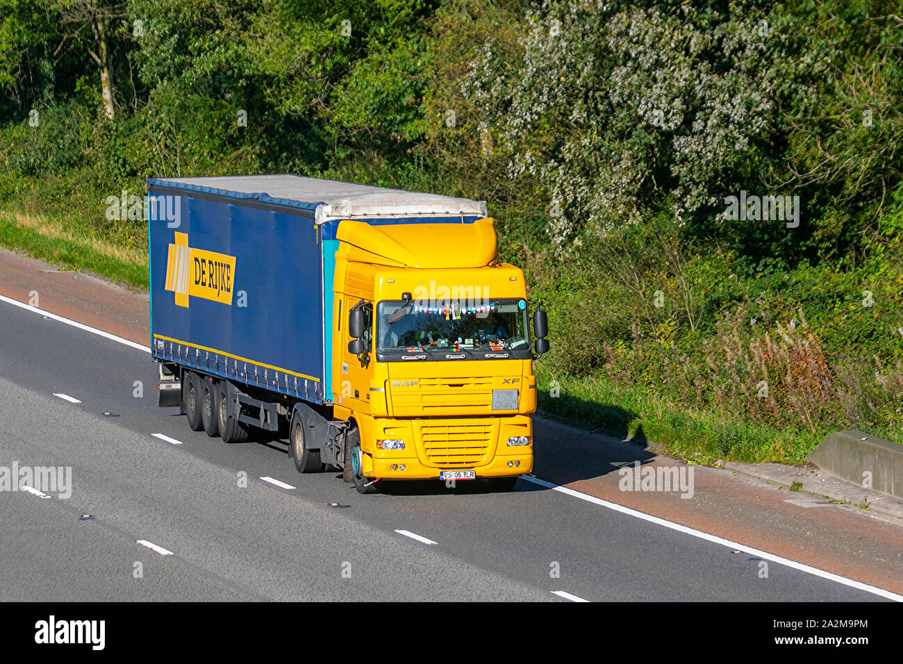 Yellow hgv articulated lorries hi-res stock photography and images - Alamy