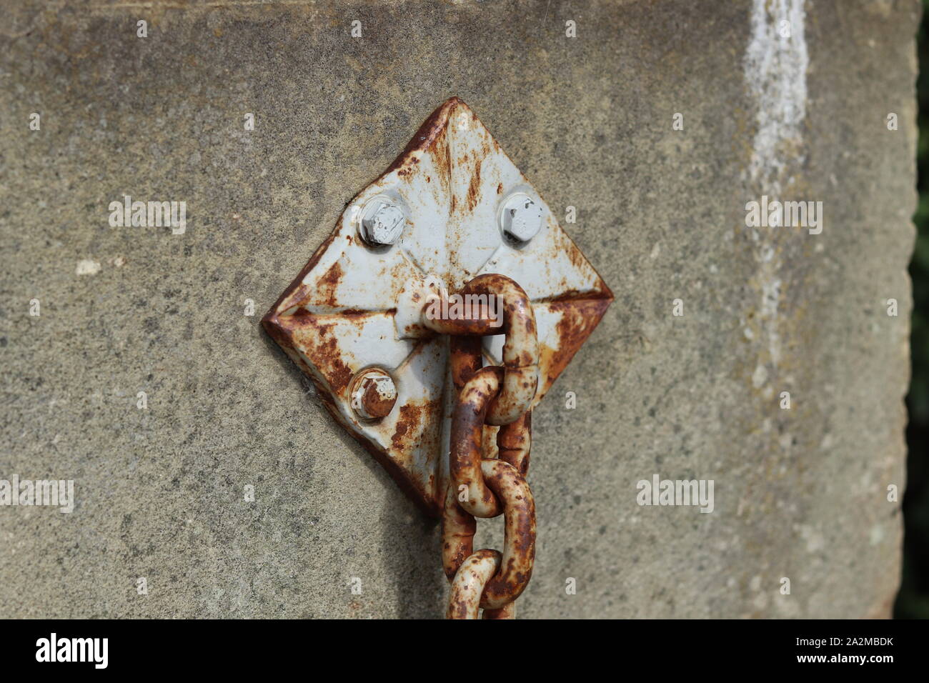 Pillar with chain hi-res stock photography and images - Alamy