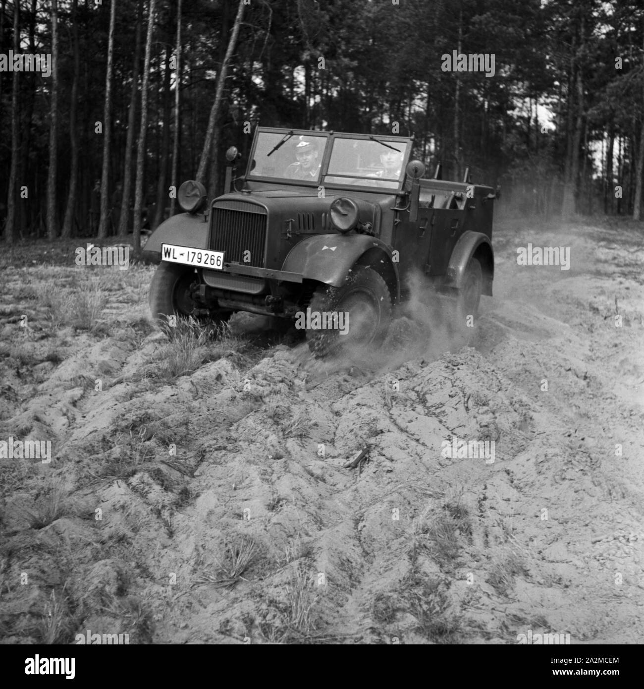 Deutschland 1940er jahre driving lesson through the open country Black ...