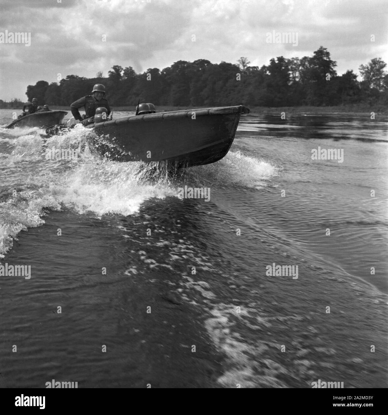 Pionier sturmboot in voller fahrt hi-res stock photography and images ...