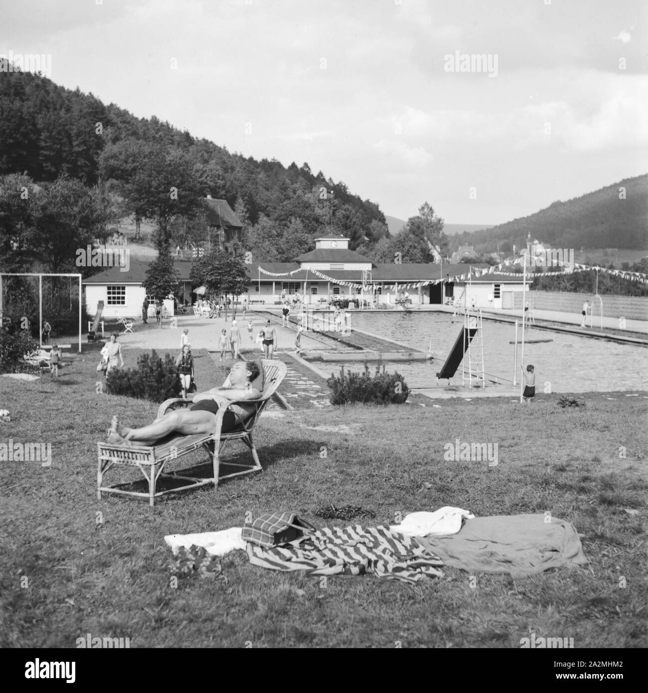 Gäste in einem Schwimmbad, Deutschland 1930er Jahre. Guests at a public ...