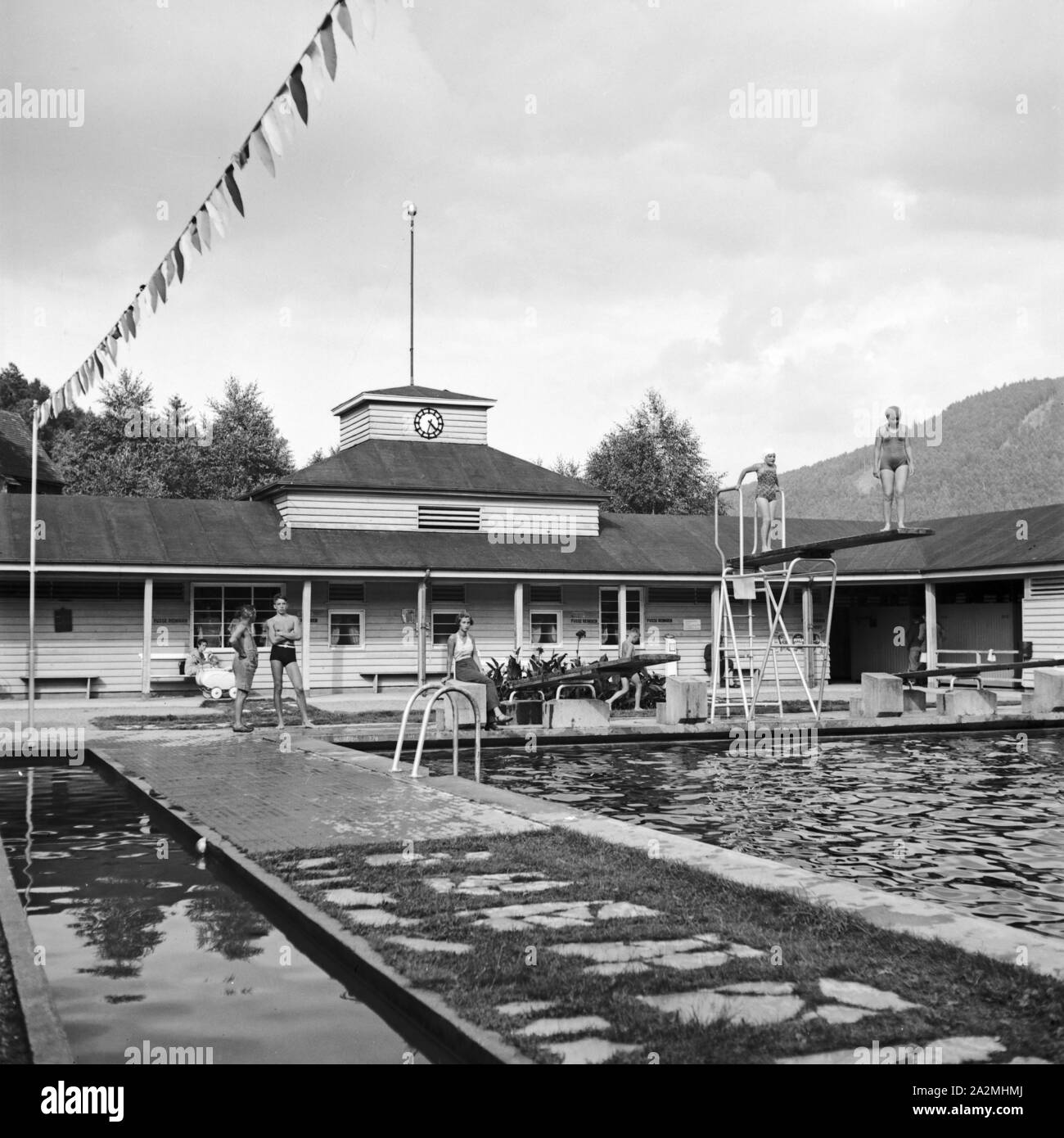Deutschland 1930er jahre guests at a public pool hi-res stock ...