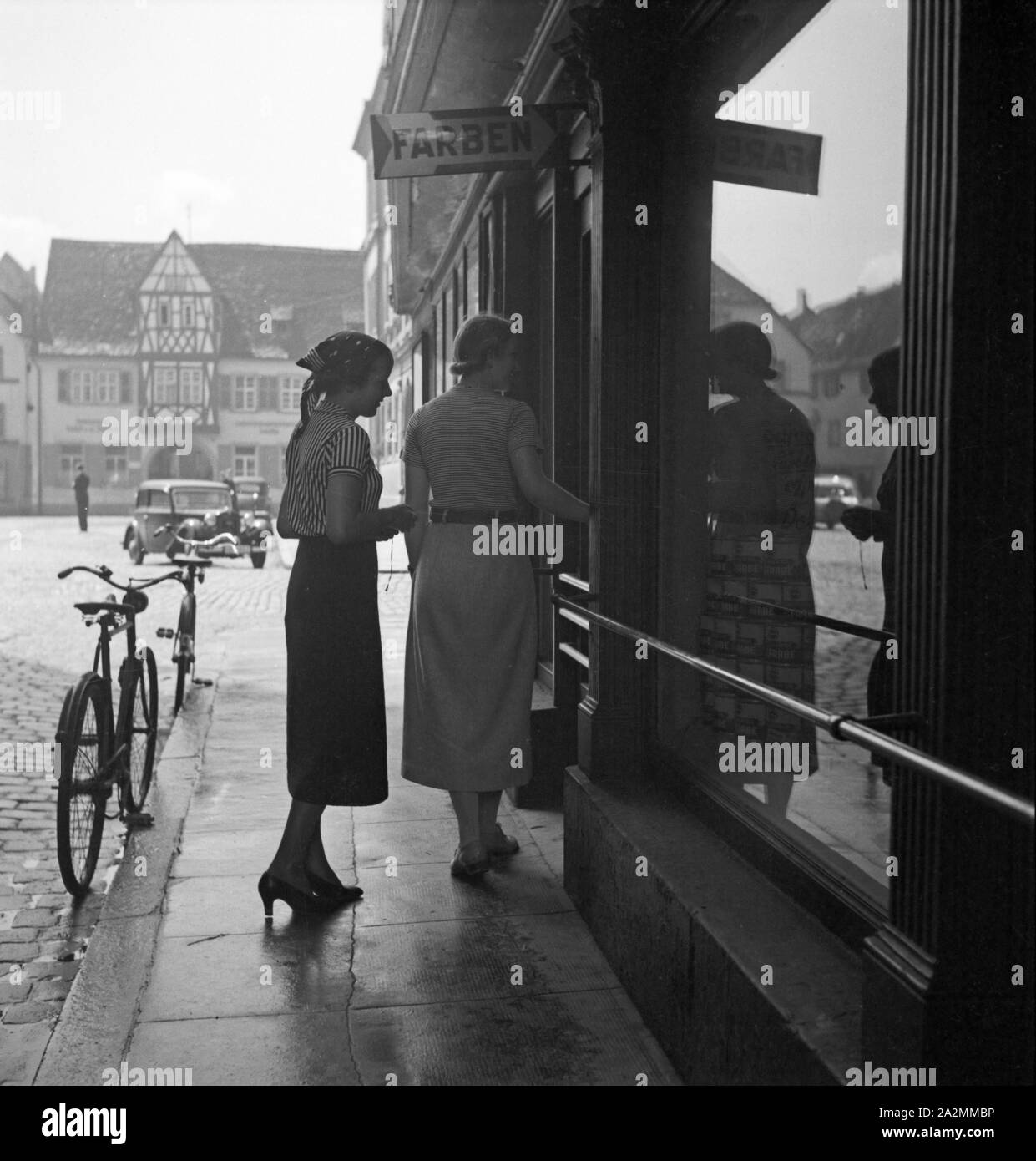 1930s shop window hi-res stock photography and images - Alamy