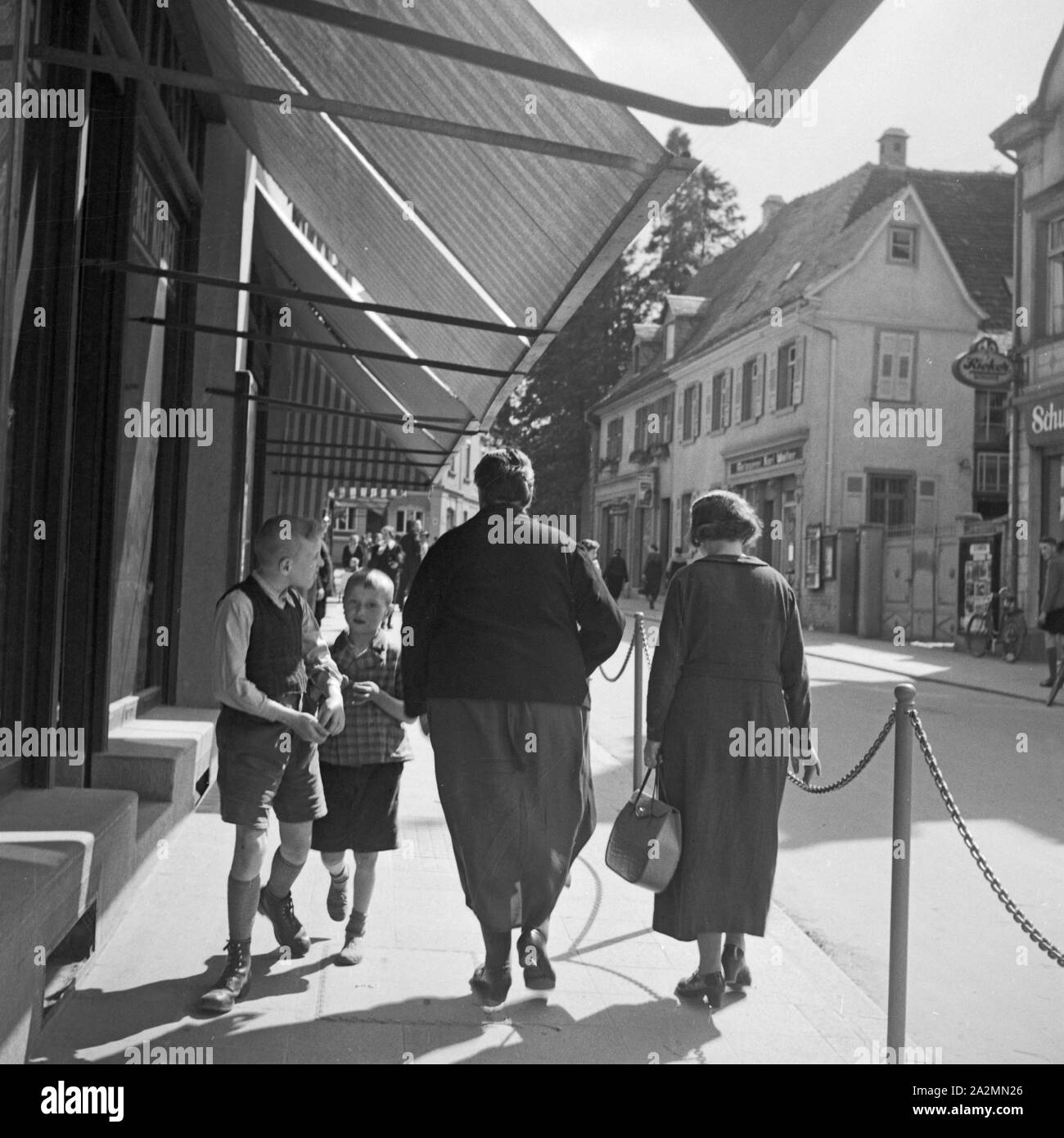 Frauen und Kinder in einer Einkaufsstraße in einer Kleinstadt in ...