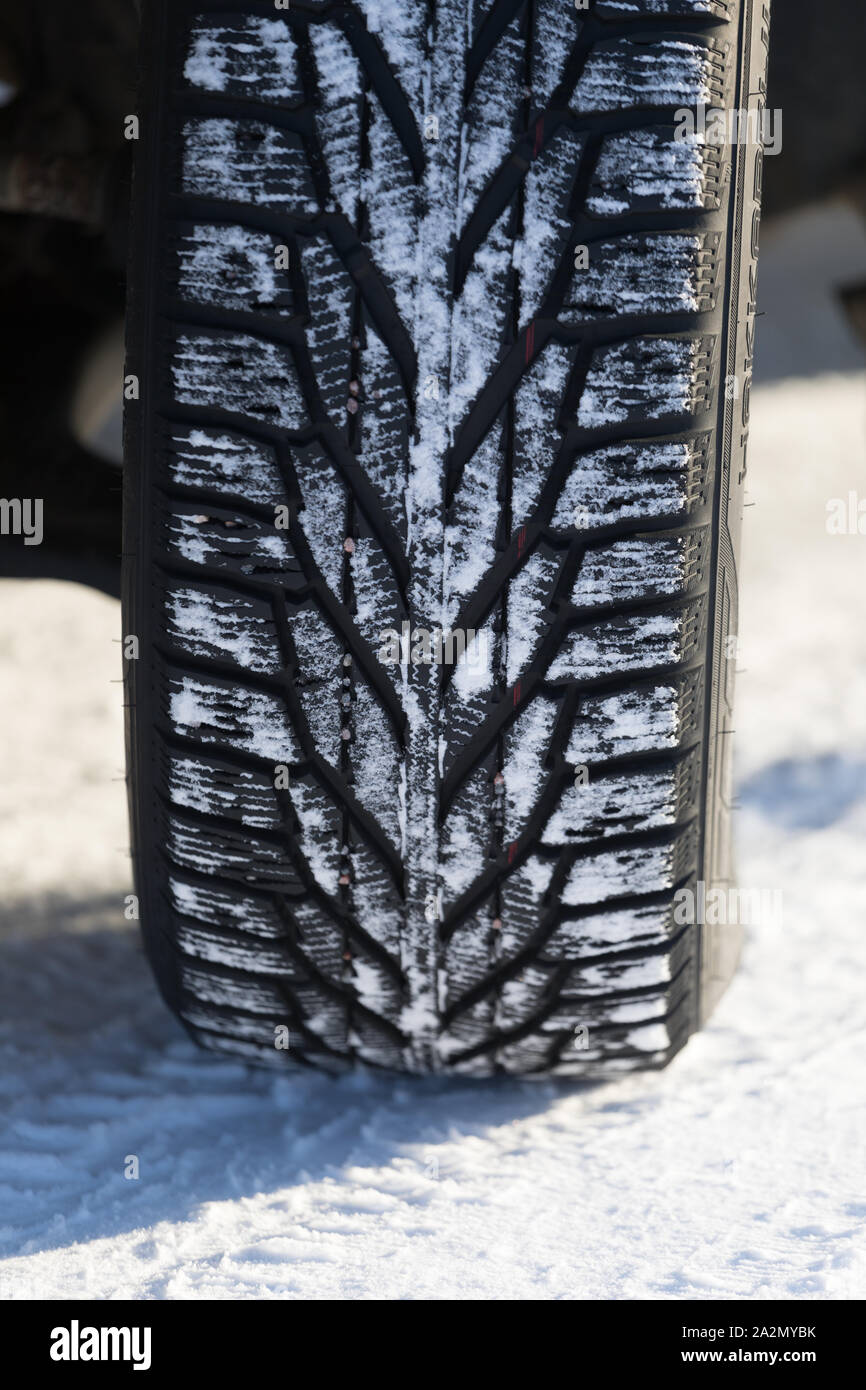 Auton rengas talvella Stock Photo - Alamy