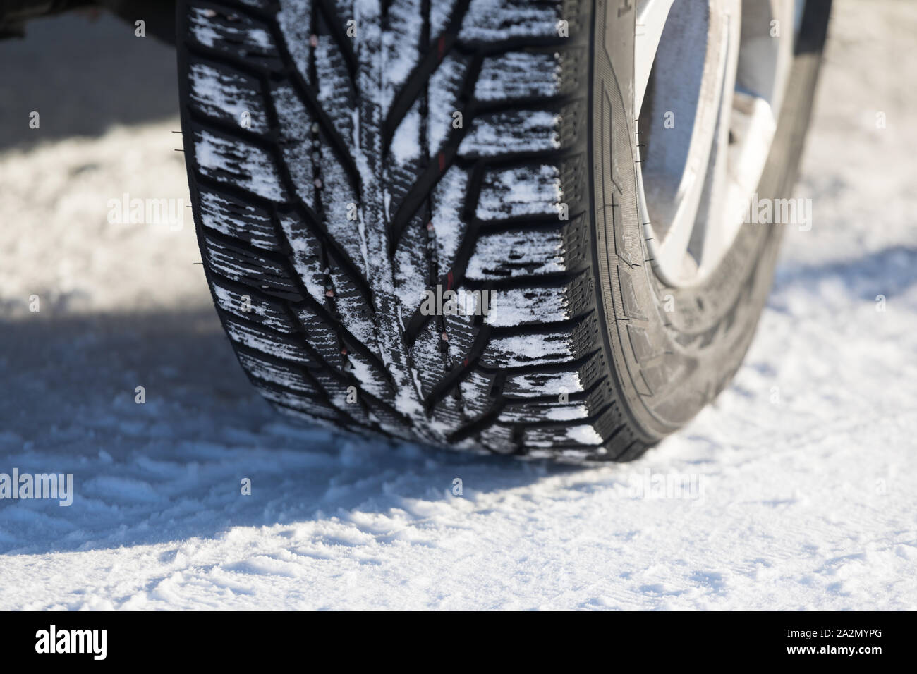 Auton rengas talvella Stock Photo - Alamy
