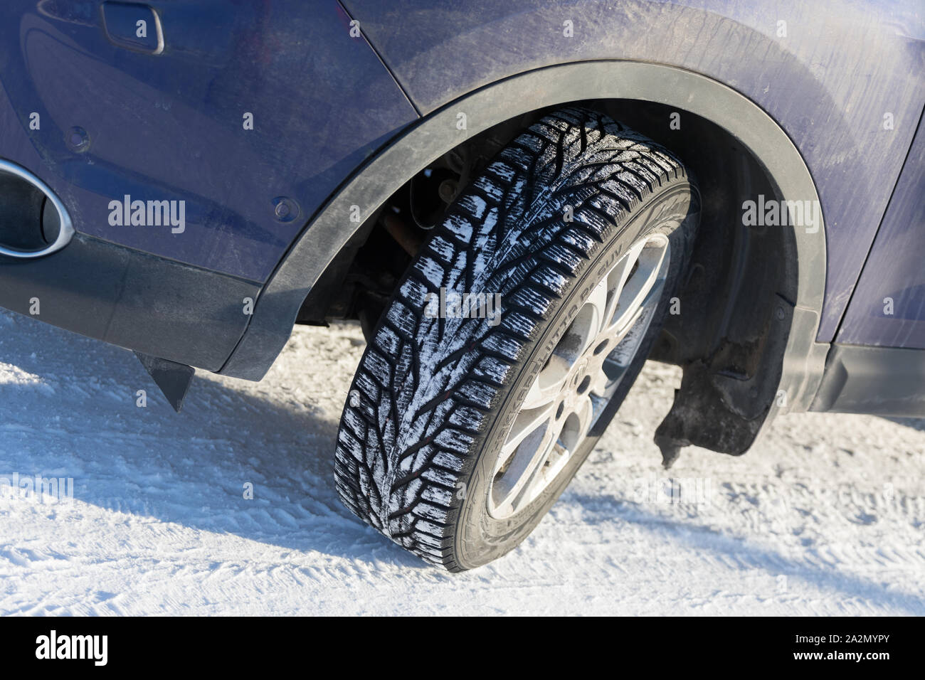 Auton rengas talvella Stock Photo - Alamy