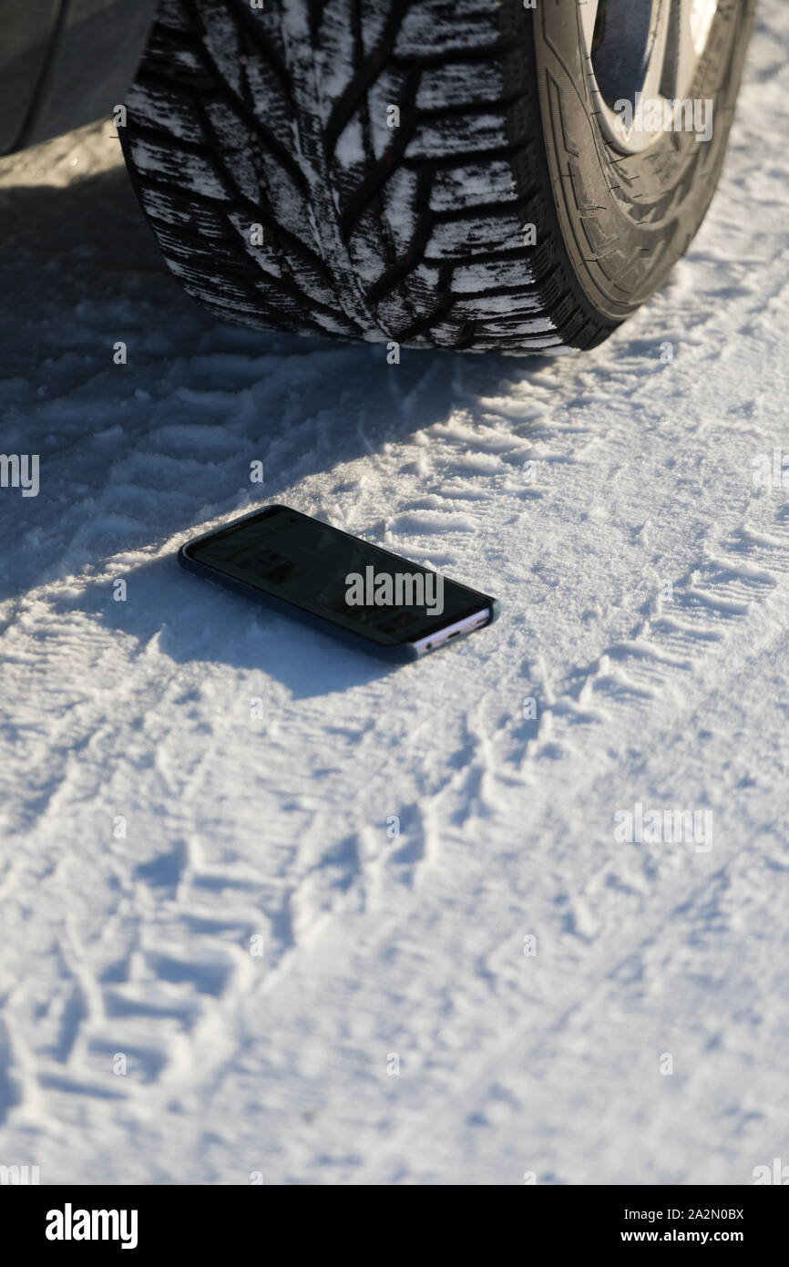 Auton rengas talvella lumisella tiellä Stock Photo - Alamy