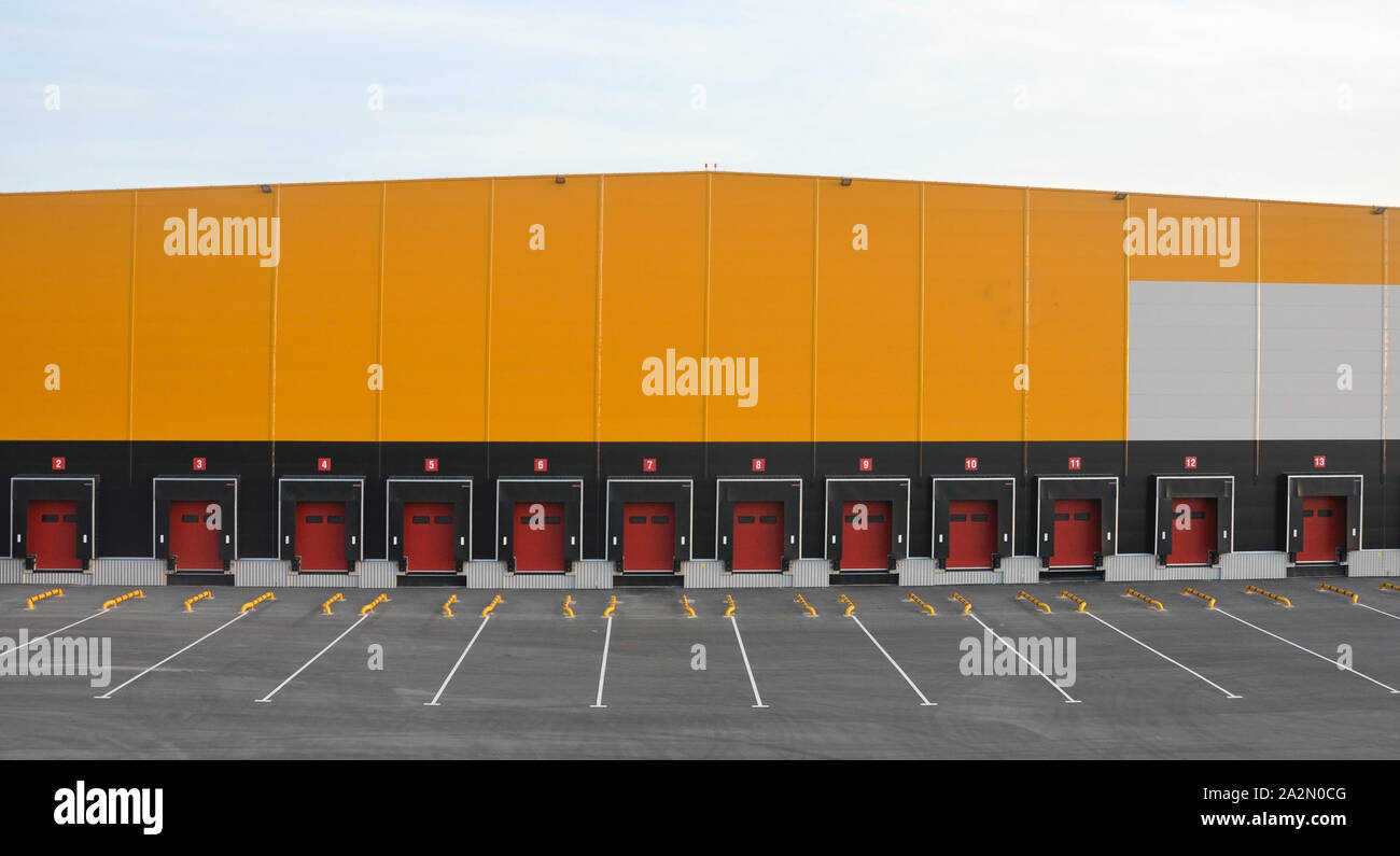 Distribution center loading docks hi-res stock photography and images ...