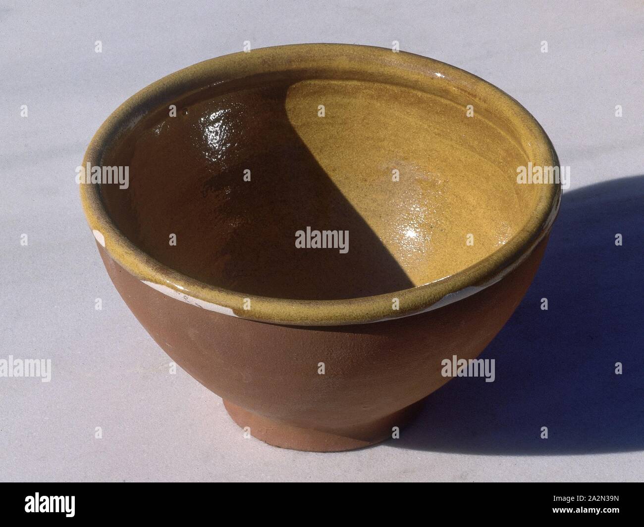 Cuenco de barro rojo hi-res stock photography and images - Alamy