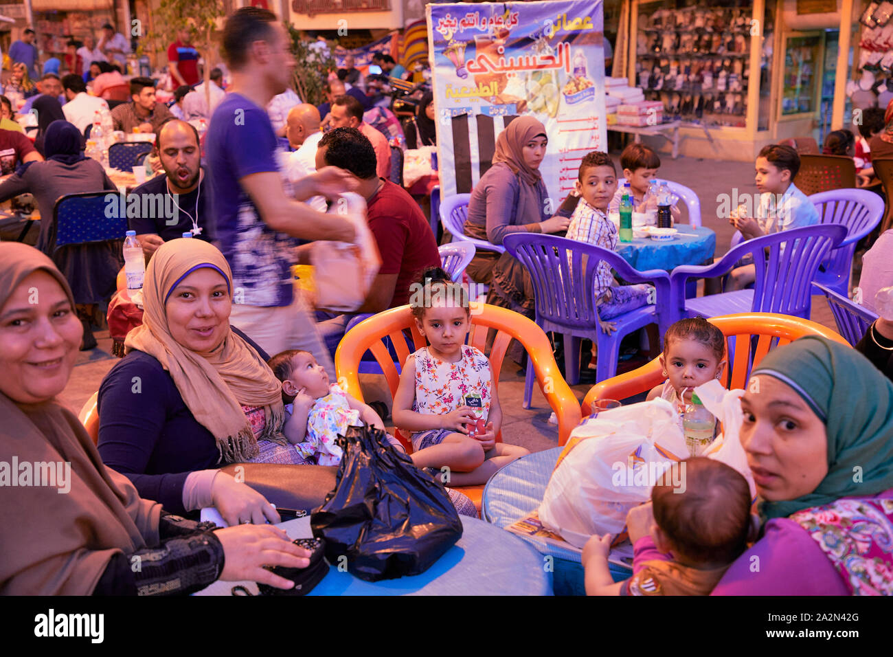 Egypte Cairo People eat together on the street because of the end of ...