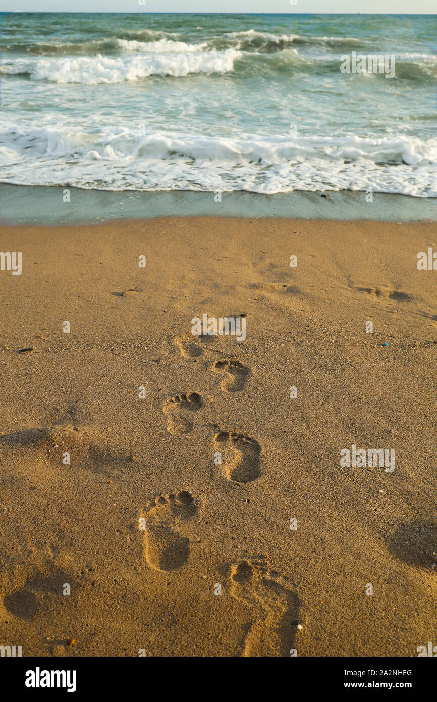Footprints leading to water hi-res stock photography and images - Alamy