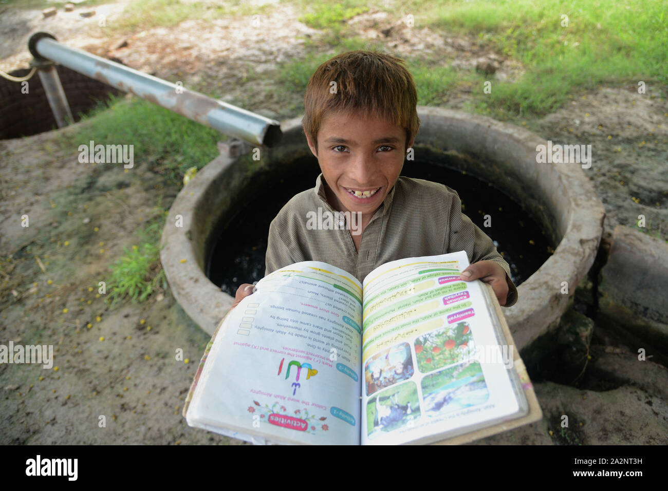Pakistani teachers teach students at Government Primary School Mozia ...