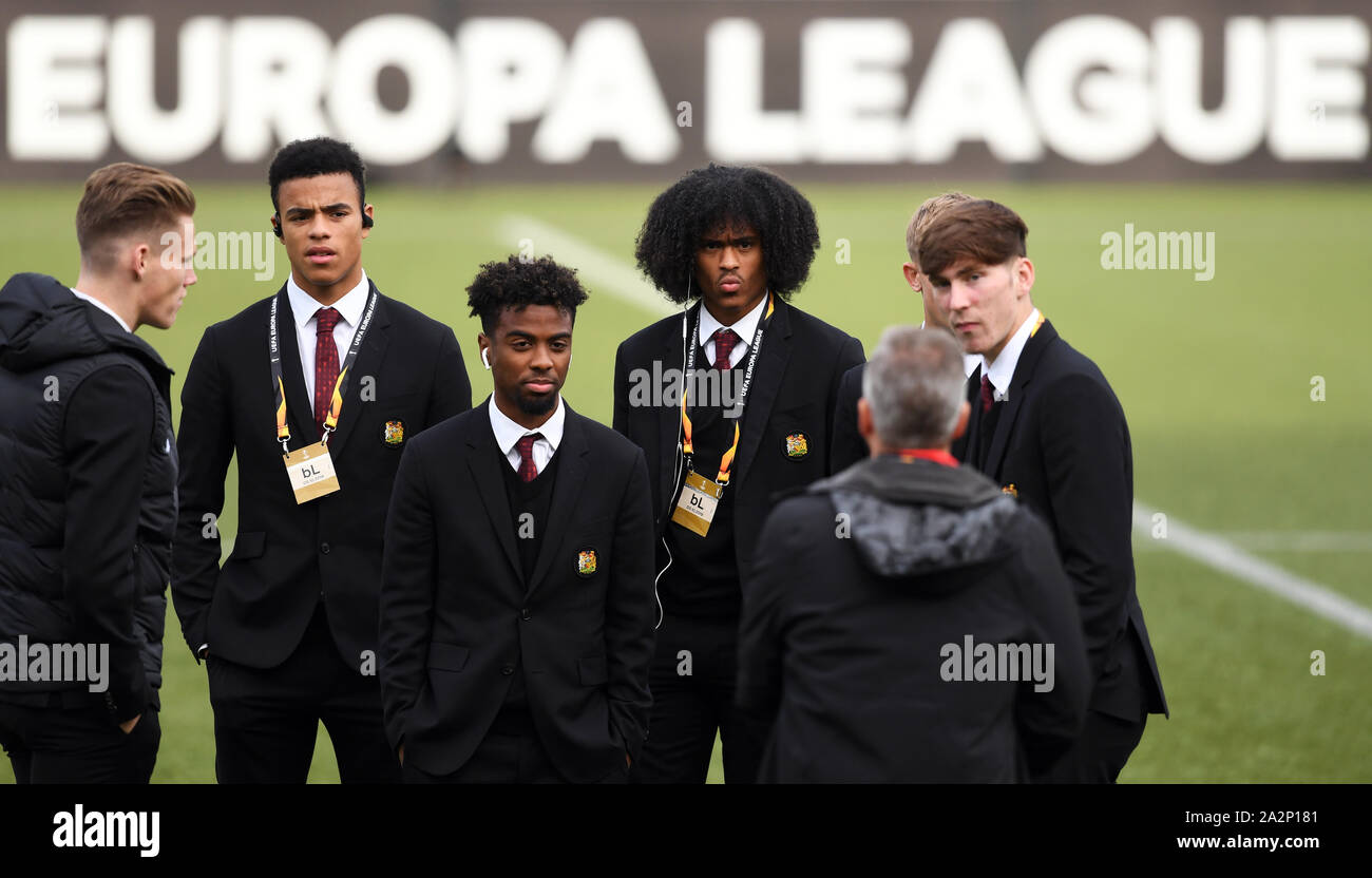 Tahith chong centre right on pitch hi-res stock photography and images ...