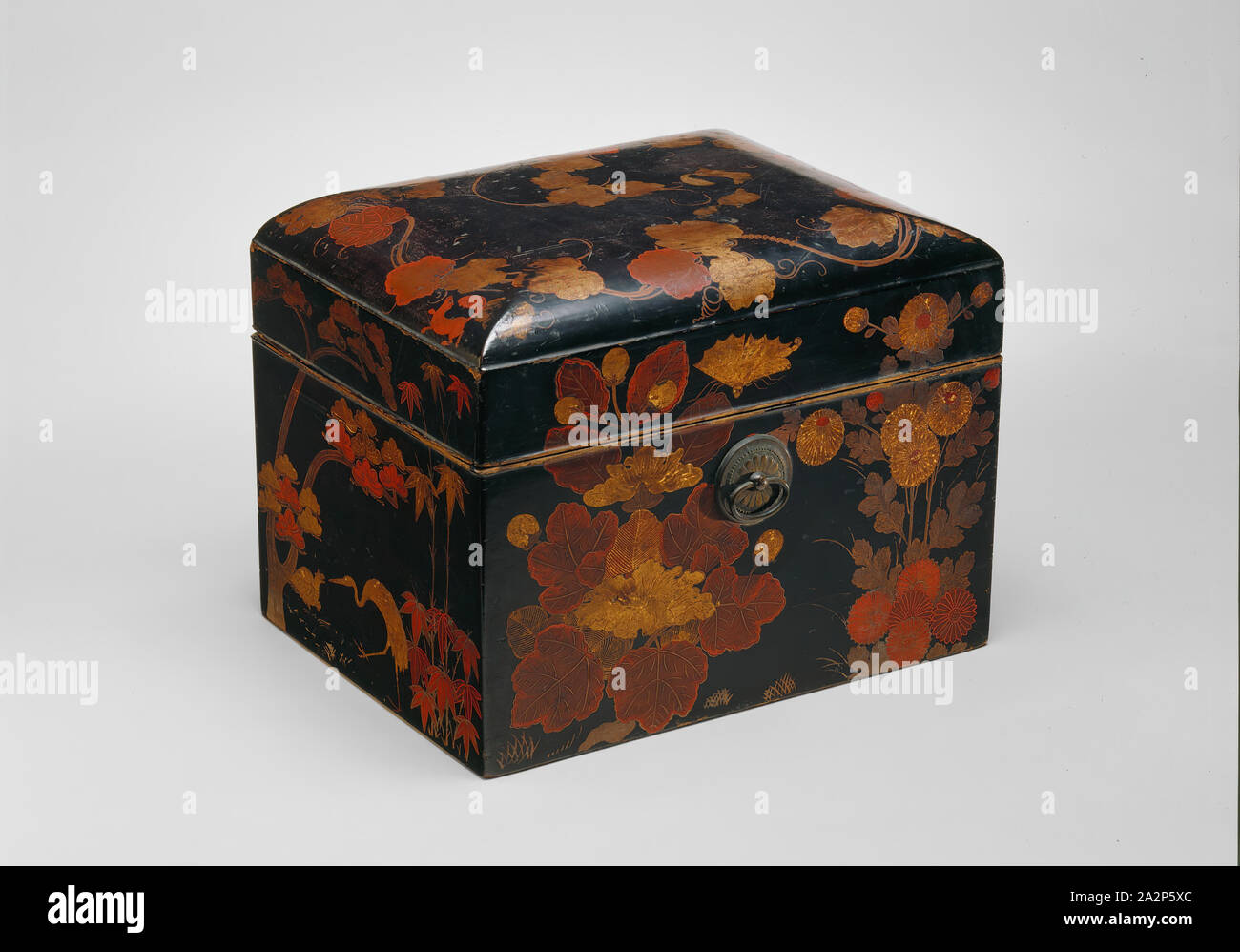 Gold lacquer cosmetic box hi-res stock photography and images - Alamy