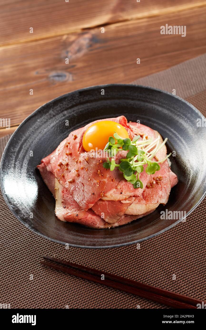 Roast beef rice bowl Stock Photo - Alamy
