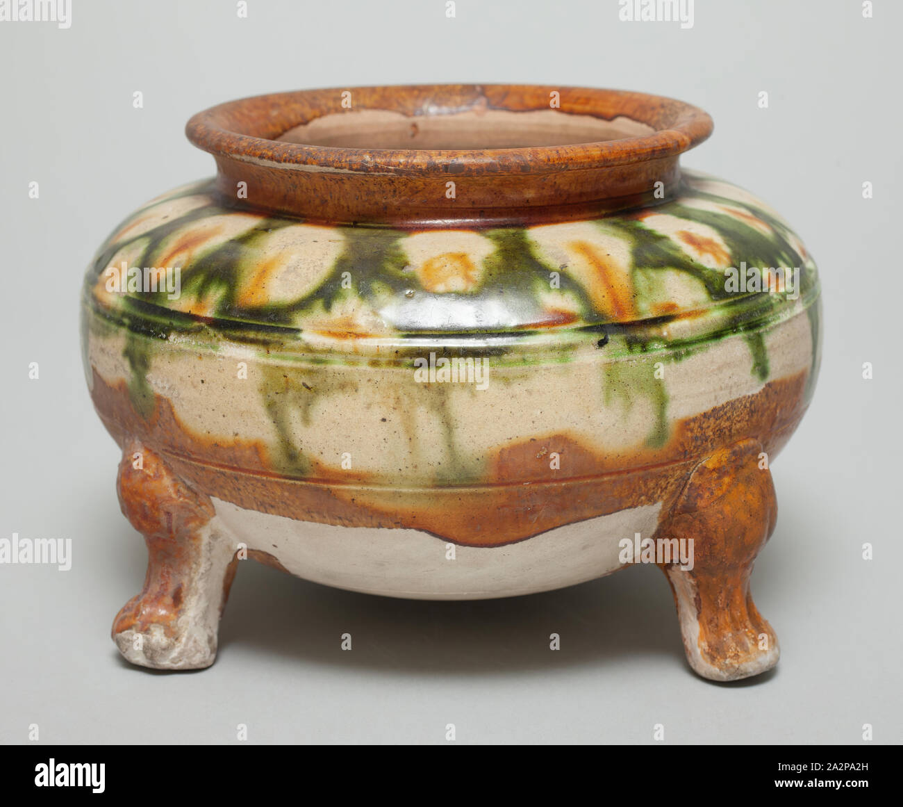 Chinese tripod hi-res stock photography and images - Alamy