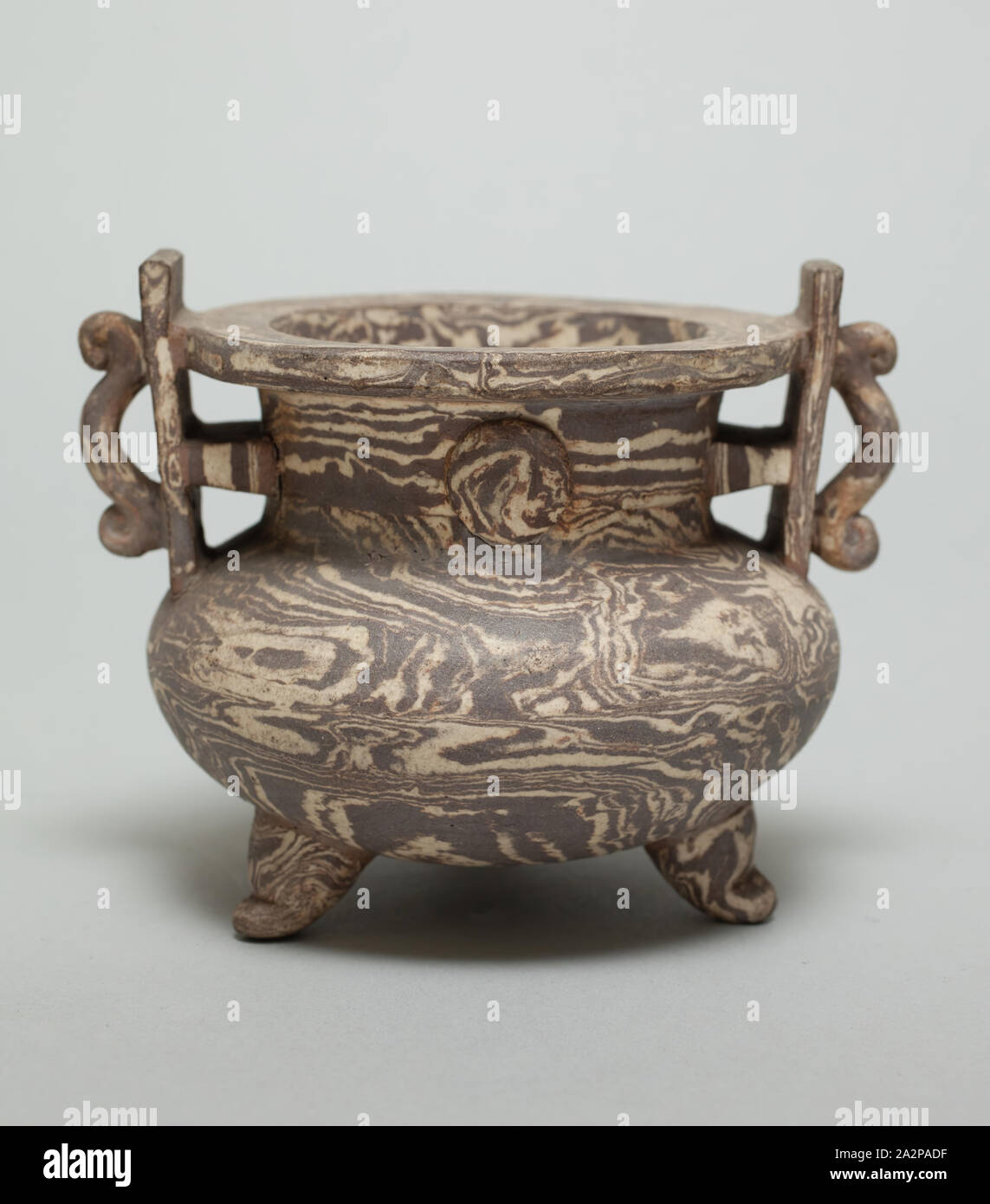 Chinese tripod hi-res stock photography and images - Alamy