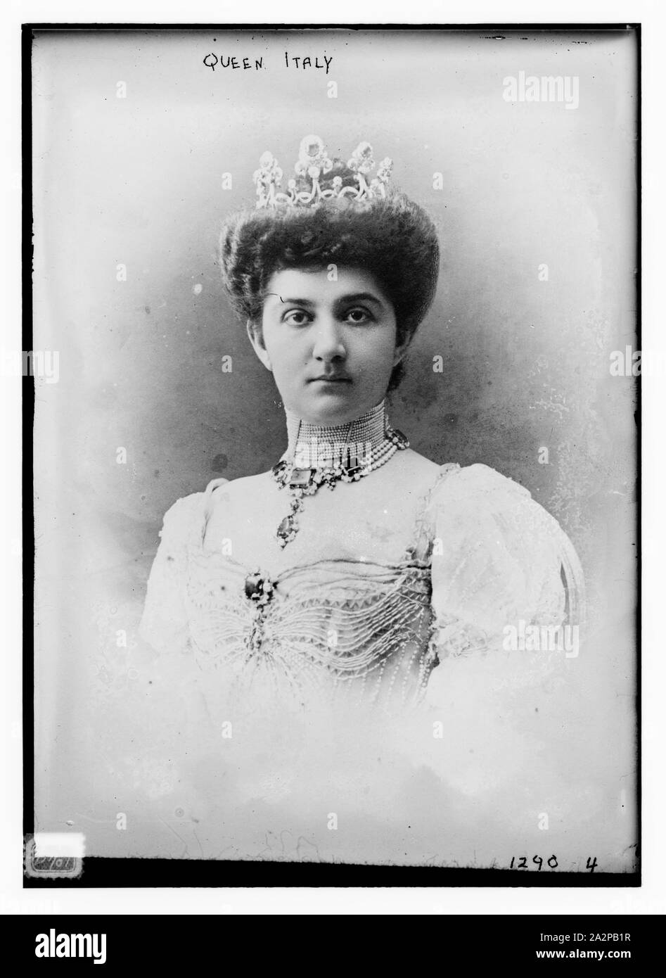 Queen of italy hi-res stock photography and images - Alamy