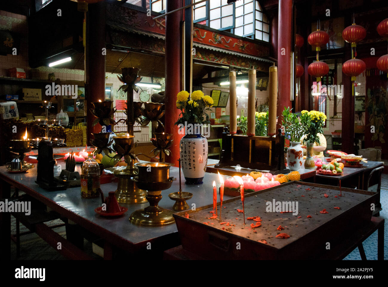 Chinese temple interior hi-res stock photography and images - Alamy