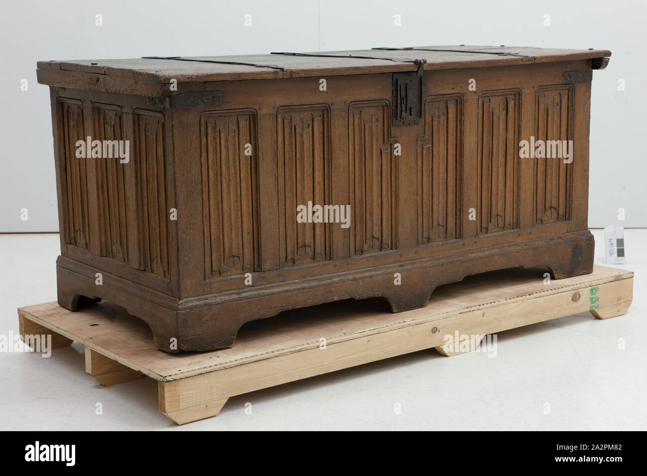 14th century chest hi-res stock photography and images - Alamy
