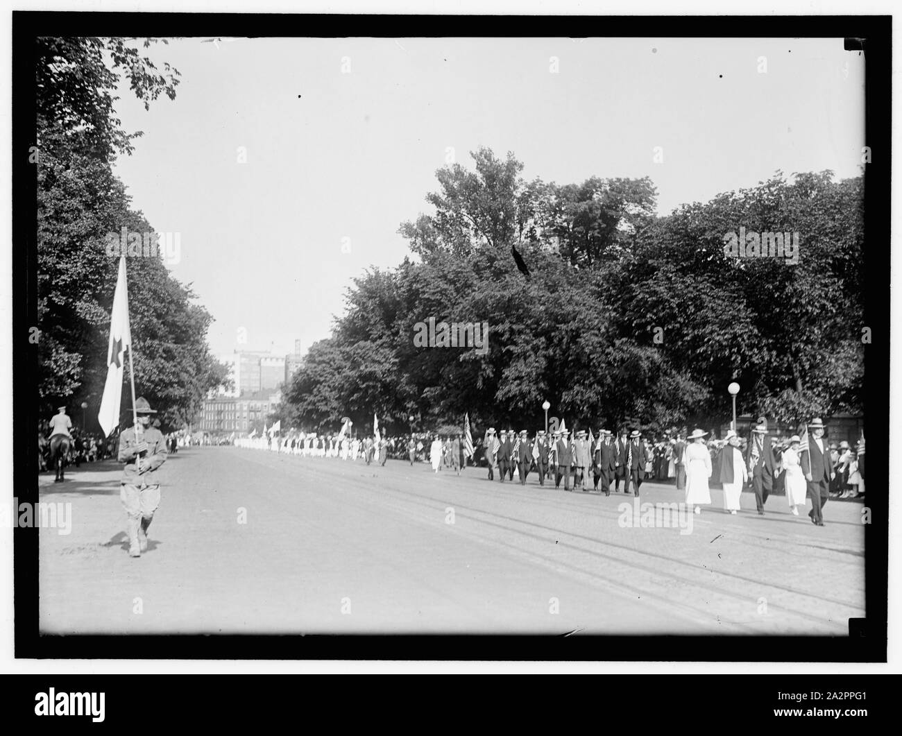 Red cross parade hi-res stock photography and images - Alamy