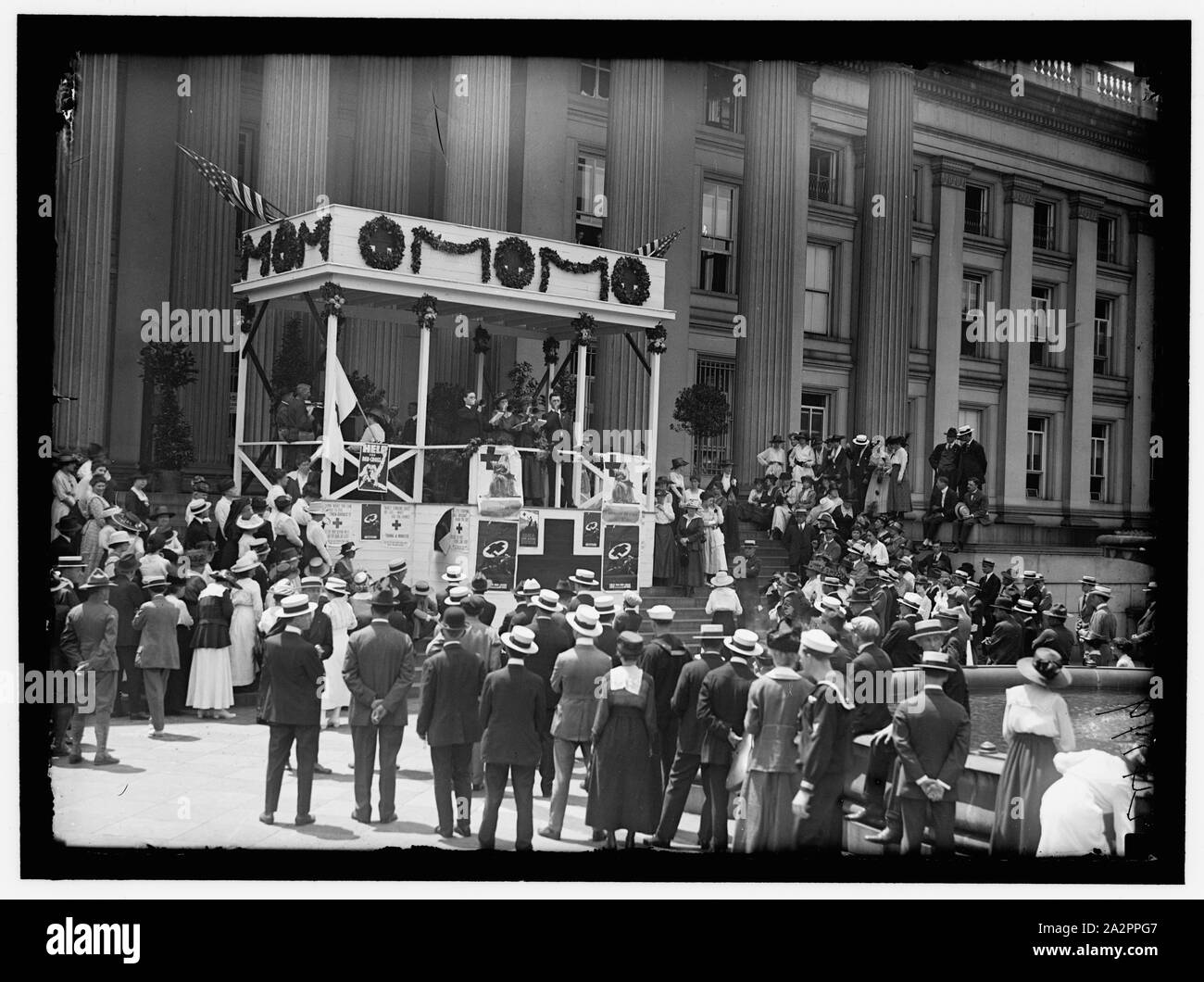 RED CROSS. SCENES IN DRIVE Stock Photo - Alamy