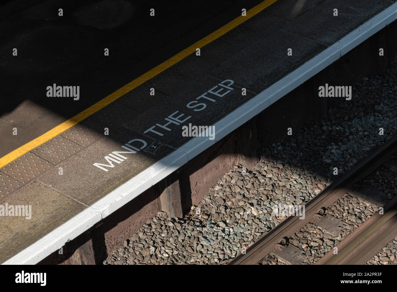 Mind the step railway platform sign hi-res stock photography and images ...