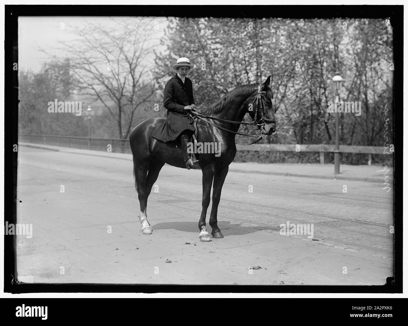 Hunt horse riding Black and White Stock Photos & Images - Alamy