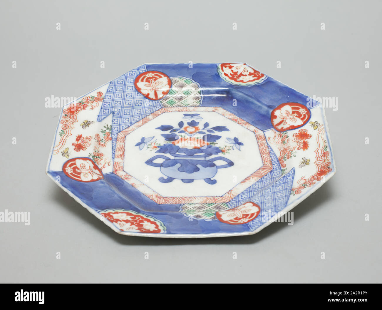 Octagonal japanese plate hi-res stock photography and images - Alamy